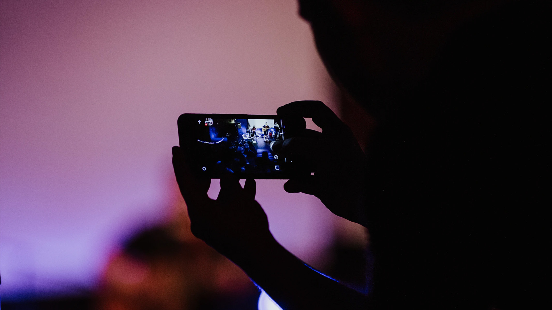 ¿Cómo puedo transmitir en vivo el servicio de mi iglesia local?